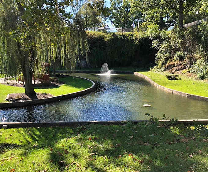 Fountains doing their thing, making everything look like a screensaver from 1998, but in the best way.