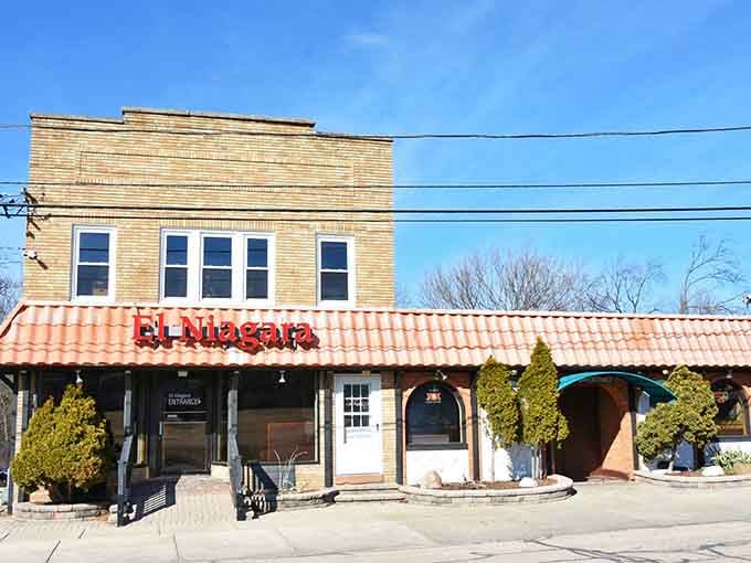 El Niagara's cheerful exterior promises the kind of authentic Mexican food that makes you forget about those sad chain restaurants.