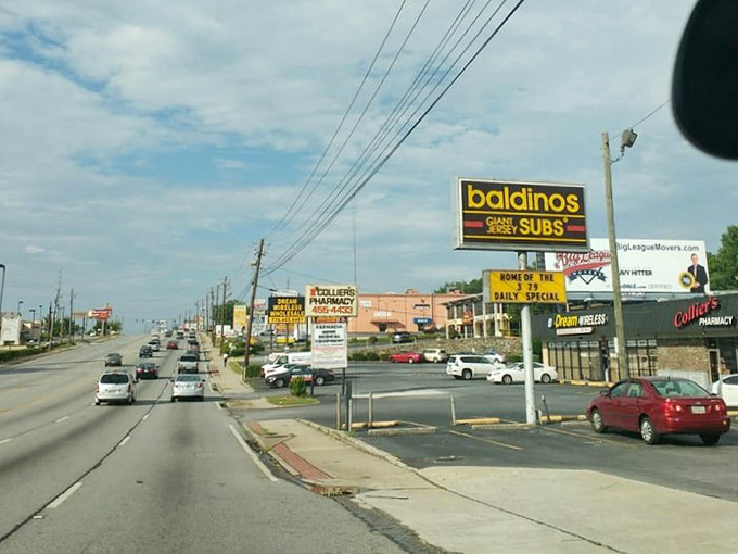 Easy to spot from the road, this sign practically hollers "Turn here for the best lunch decision!"