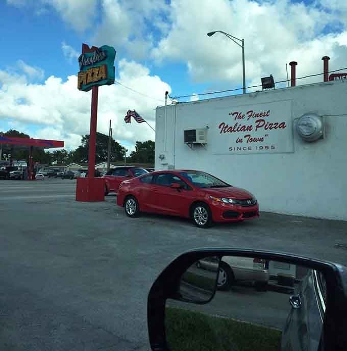 The kind of classic roadside landmark that makes you pull over immediately, no questions asked, just pure instinct.