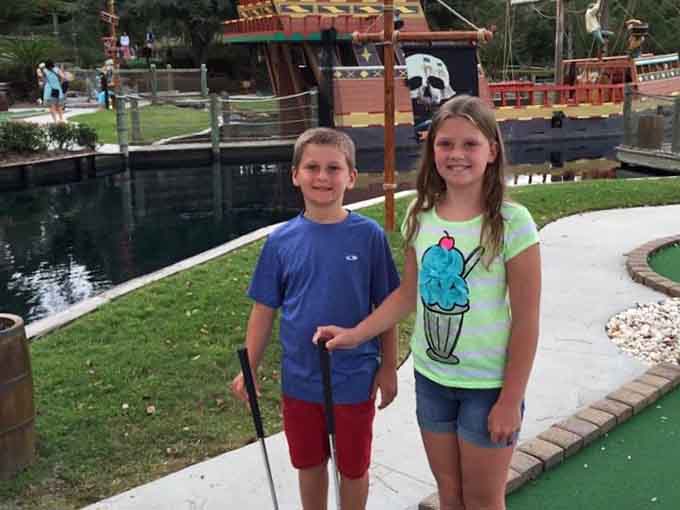 Young adventurers discover that mini golf becomes infinitely more exciting when there are ships and treasure involved everywhere.