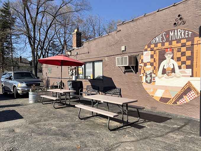 Picnic tables outside mean you can enjoy your sandwich al fresco, weather permitting and appetite always willing.