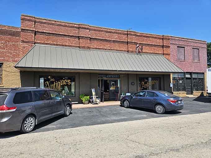 The Antiques Mall beckons treasure hunters with promises of finds that won't require a second mortgage.