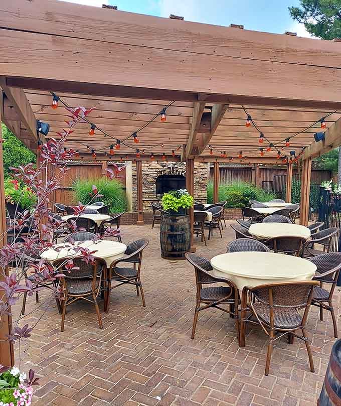 This is what al fresco dining looks like when someone actually puts thought into comfort and ambiance.