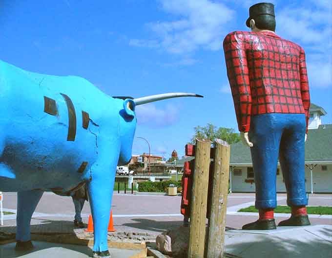 From behind, you appreciate the sheer scale of these statues and Paul's impressive lumberjack physique entirely.