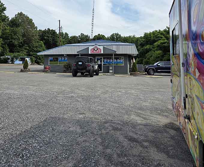 Plenty of parking space means this beloved breakfast spot welcomes everyone from solo diners to entire hungry families rolling in.