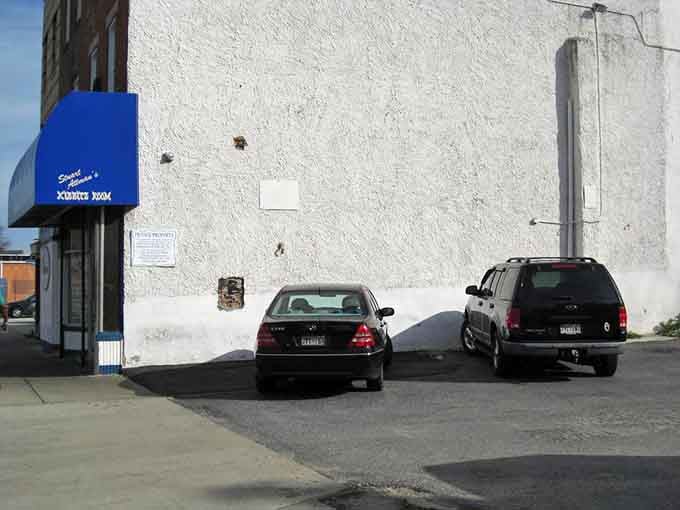 Even the parking lot knows it's part of something special, hosting pilgrims seeking perfect pastrami.