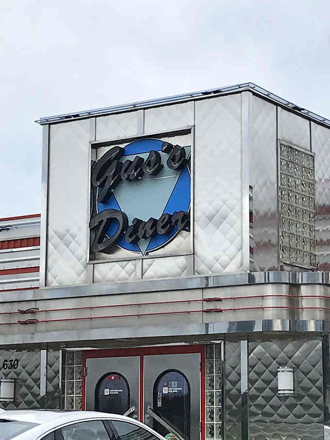 That iconic Gus's shield logo stands proud, marking the spot where comfort food dreams come true daily.