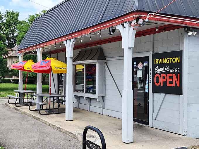 That cheerful umbrella and covered patio promise shade while you devour authentic Chicago-style beef sandwiches and dogs.