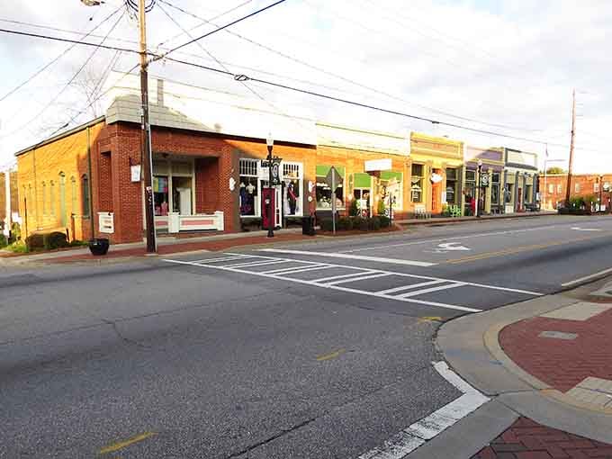 These cheerful storefronts in sunset colors prove that small-town charm never goes out of style, friends.