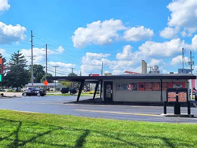 Classic canopy, fresh air, and cars lined up for happiness—this is how summer afternoons were meant to be.
