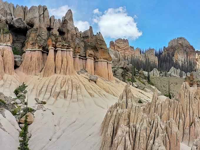 When erosion becomes art, you get this otherworldly amphitheater that makes Bryce Canyon's little cousin look absolutely spectacular.
