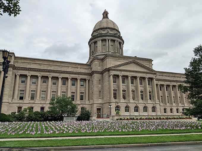 The Kentucky State Capitol sits pretty like it's posing for its official portrait every single day.