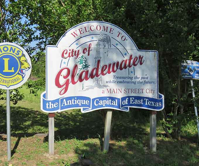 The Tiny Texas Town That's Secretly One Of The Best Antiquing ...