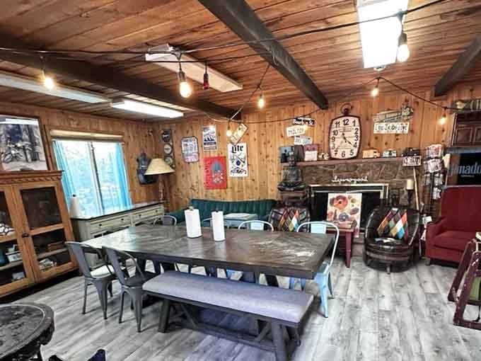 Wood-paneled walls and mismatched furniture create the cozy mountain vibe where mac and cheese dreams come true.