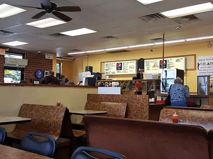 The no-frills dining room puts all the focus where it belongs: on the steam trays of Southern comfort.