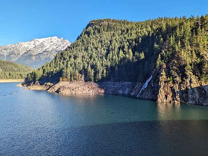 When your lake view comes with a side of snow-capped mountains and dramatic cliffs.