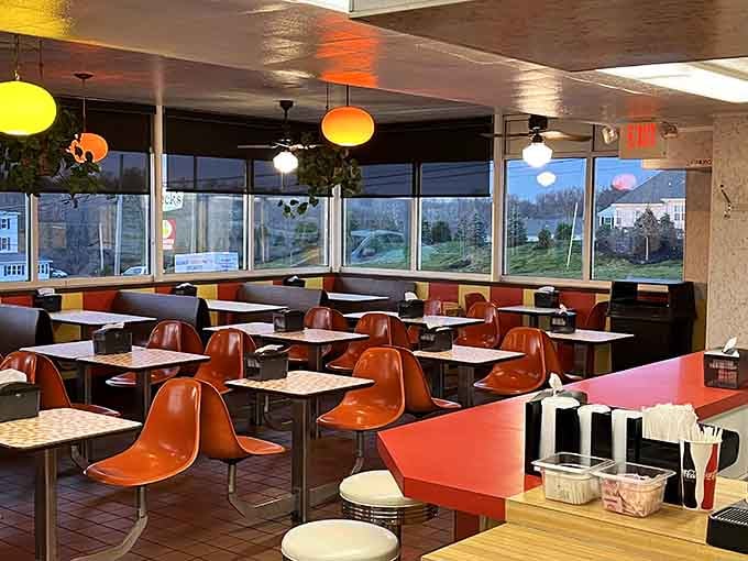 Retro seating that never went out of style, just like perfectly cooked chicken never goes out of fashion.