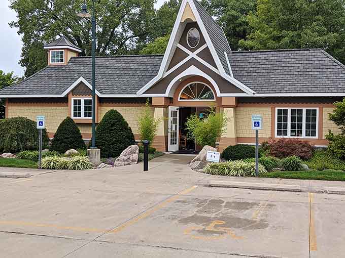 The visitor center greets you with cottage charm, proving Indiana knows how to make an entrance.