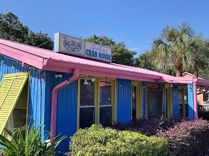 Those cheerful blue walls and tropical colors practically shout "come eat crab with us" from the roadside.