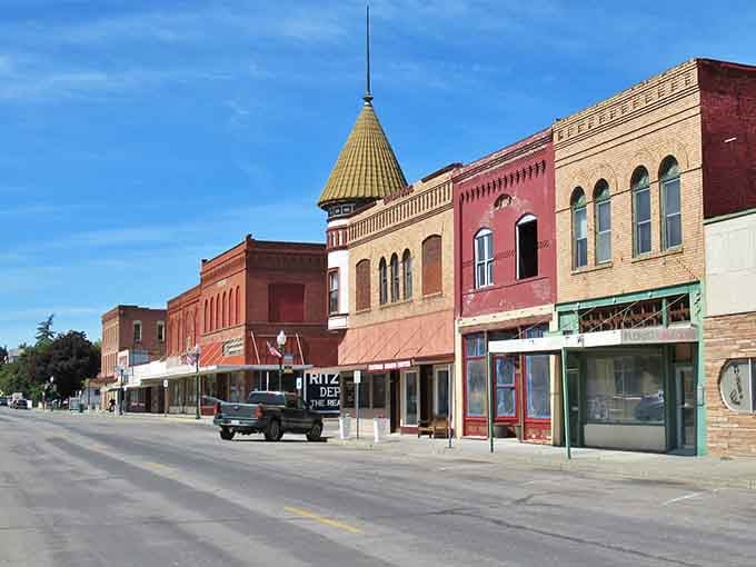 Those colorful historic buildings stand proud like they're auditioning for a Mayberry reboot, and honestly, they'd get the part.