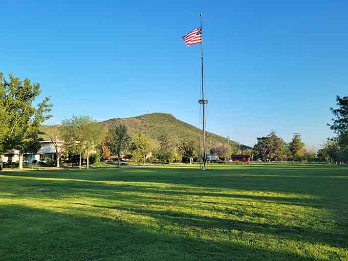 Vista Park's green expanse offers breathing room in the mountains, perfect for picnics and people-watching under Arizona skies.