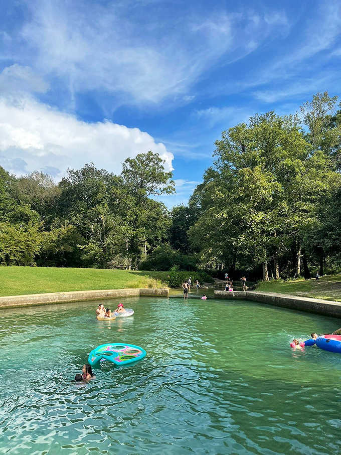 Crystal-clear water and inner tubes, the perfect recipe for forgetting your phone exists for a few hours.