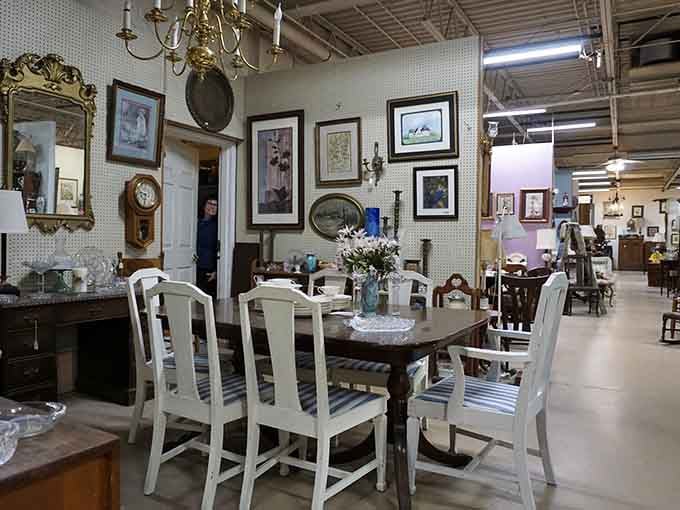 This dining set has hosted more family dinners than your group chat has unread messages.