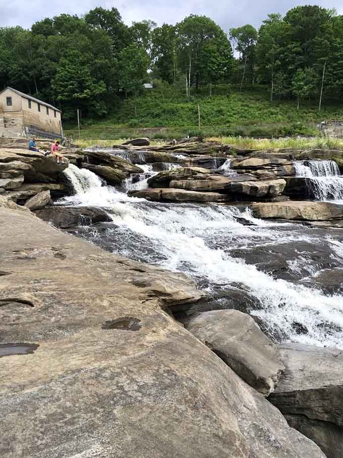 Multiple cascades mean you get more waterfall bang for your zero-dollar admission buck here.