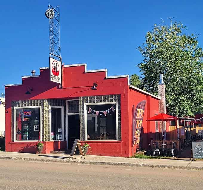 Mibbie's BBQ sits there in fire-engine red, basically daring you to drive past without stopping for smoked goodness.