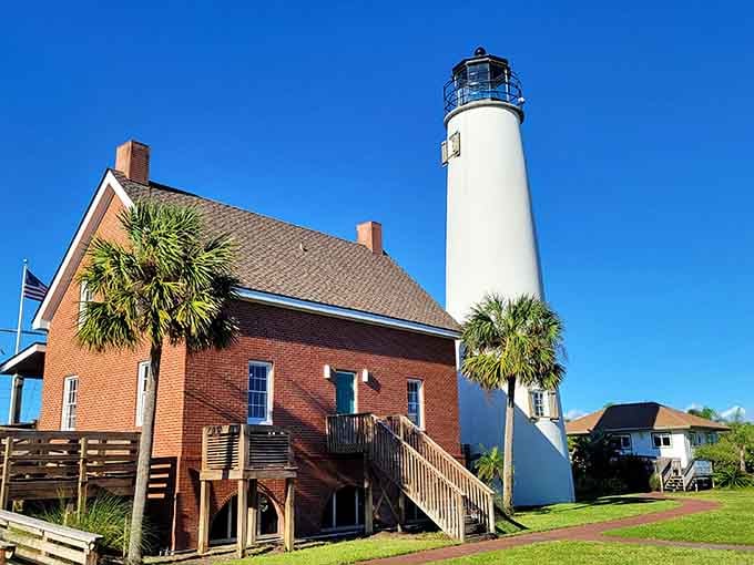 This lighthouse literally refused to stay down, proving that stubbornness is a Florida tradition.
