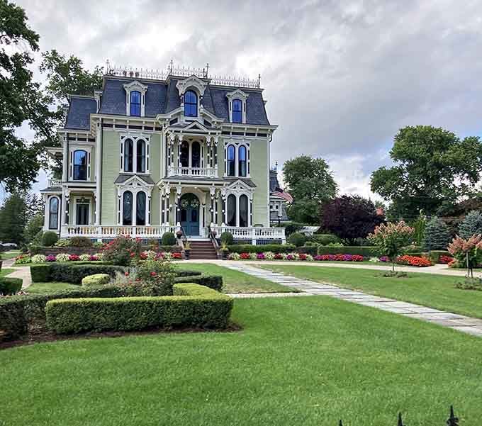 The Silas W. Robbins House proves Victorians knew how to make an entrance that demands a dramatic soundtrack.