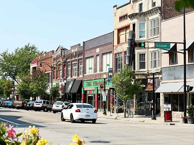 Sunny days and green facades make this corner feel like a movie set. Who’s ready for a pleasant stroll?