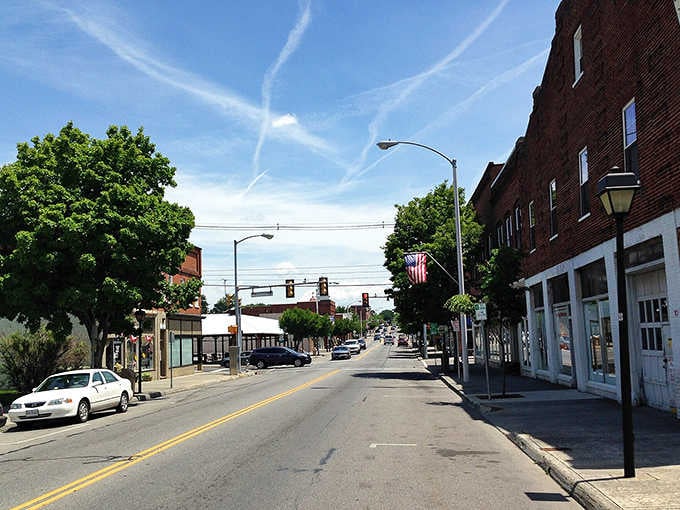 Blue skies and wide streets remind you that some towns still believe in giving people room to breathe.