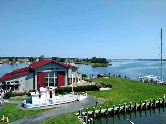 That red-roofed building pops against the blue water like a lighthouse guiding hungry travelers to shore-side delights.