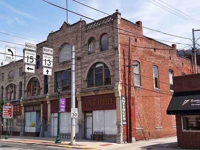When architecture from different eras plays nicely together, you get this kind of timeless downtown streetscape magic.