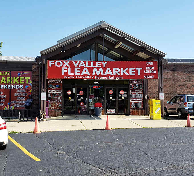 That red signage welcomes you to three full days of browsing through endless treasures every single week.