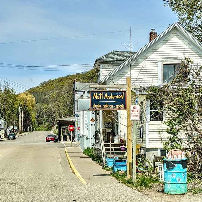 Art galleries nestle into hillside buildings where creativity flows as freely as the nearby Mississippi River below.