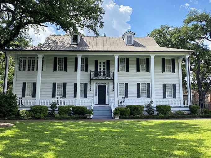 Kaminski House sits pretty on the river, looking exactly like a Southern mansion should look.