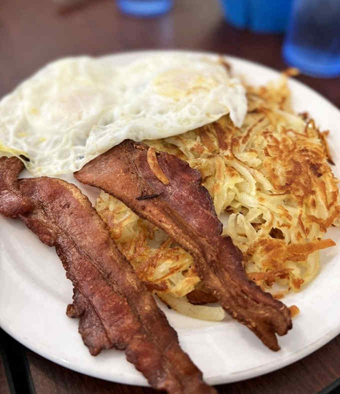 Crispy bacon, golden hash browns, and perfectly cooked eggs prove simplicity done right beats complexity every time.