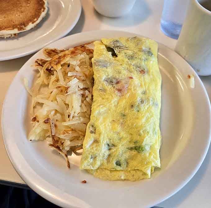 Golden hash browns meet a perfectly stuffed omelet in what might be the most photogenic breakfast plate in Illinois.