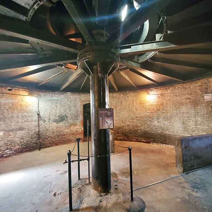 The central axis and pie-shaped cells radiate outward like the world's least fun merry-go-round.
