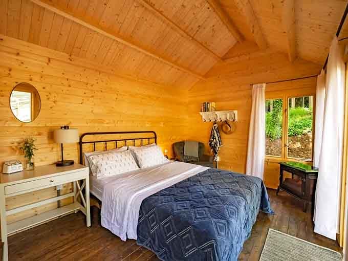 Wake up in this pine-paneled sanctuary and you'll forget what traffic jams even are for a while.