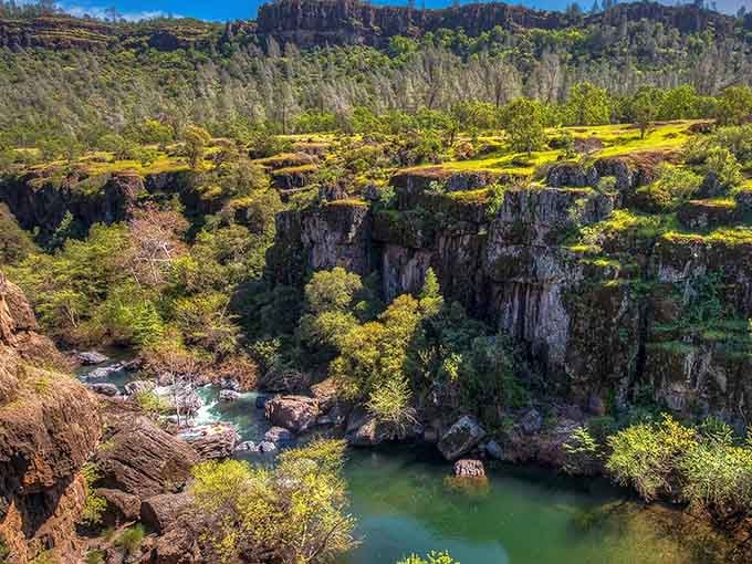 This hidden canyon oasis glows emerald green, proving Northern California keeps its best secrets tucked away beautifully.