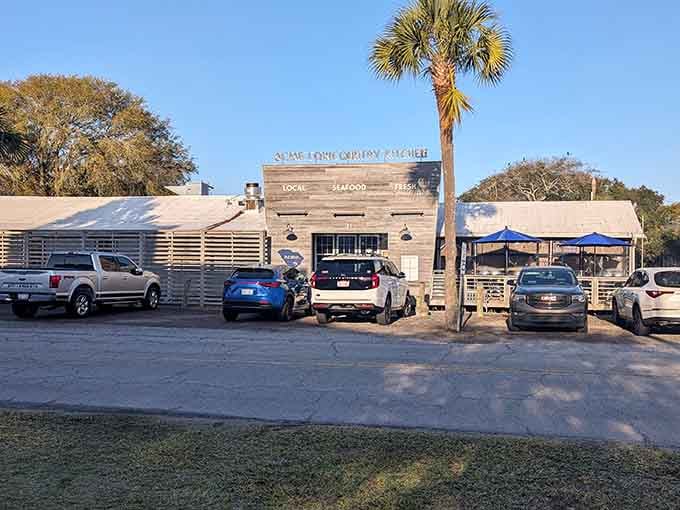 That palm tree standing guard and the full parking lot signal you've found where islanders eat their oysters.