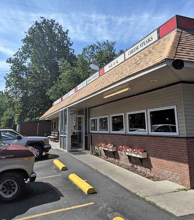 The long overhang and multiple service windows mean everyone gets their food fast, hot, and delicious every time.