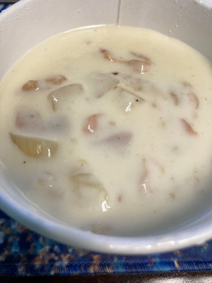 Look at those tender clams swimming in that rich broth, proof that good things come to those who order wisely.