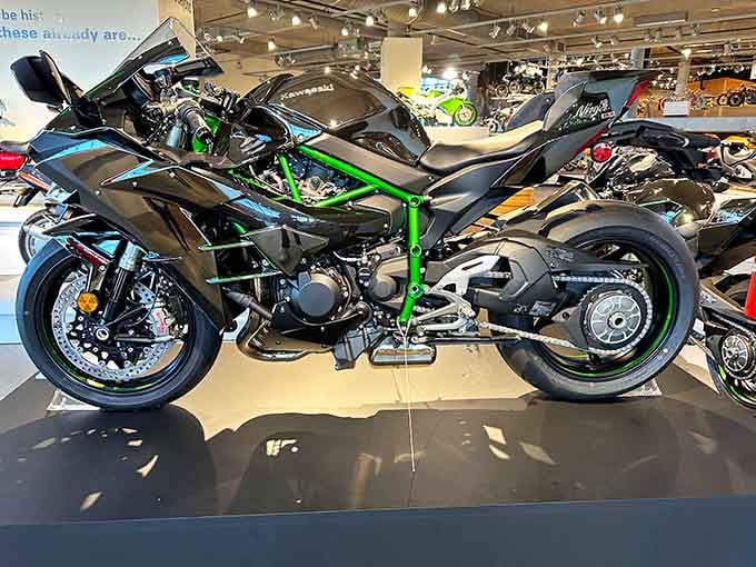 Modern Japanese engineering at its finest, proving Kawasaki knows how to make green look absolutely mean and magnificent.