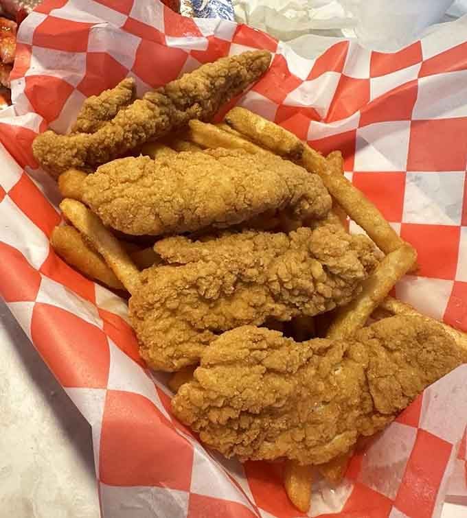Golden fried chicken strips with fries: the kind of basket that makes you forget about your diet without regret.
