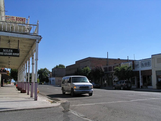 Hotel Niles stands sentinel on this quiet street where tumbleweeds have more appointments than most of the residents do.